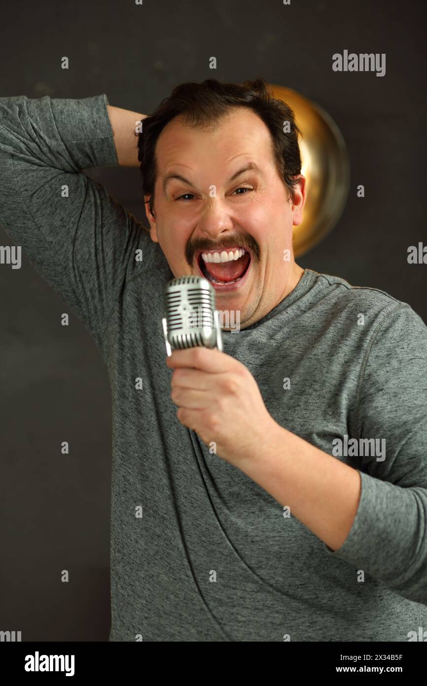 Microphone on stage hand hold hi-res stock photography and images - Alamy