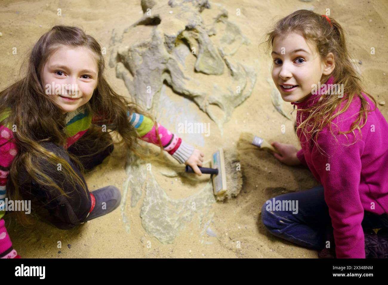 Child digging in the sand hi-res stock photography and images - Alamy