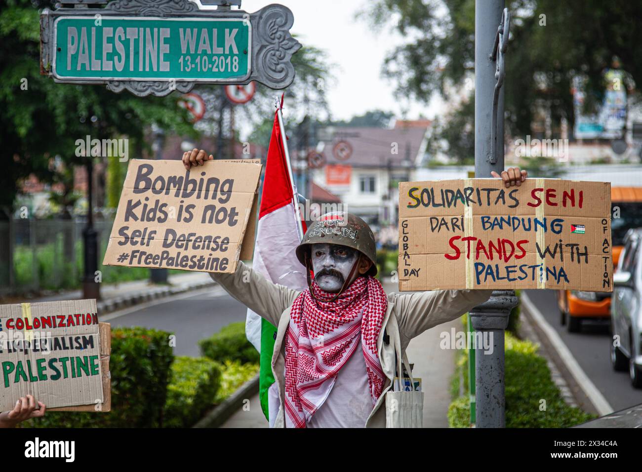 Bandung, West Java, Indonesia. 24th Apr, 2024. Indonesian mime artist ...