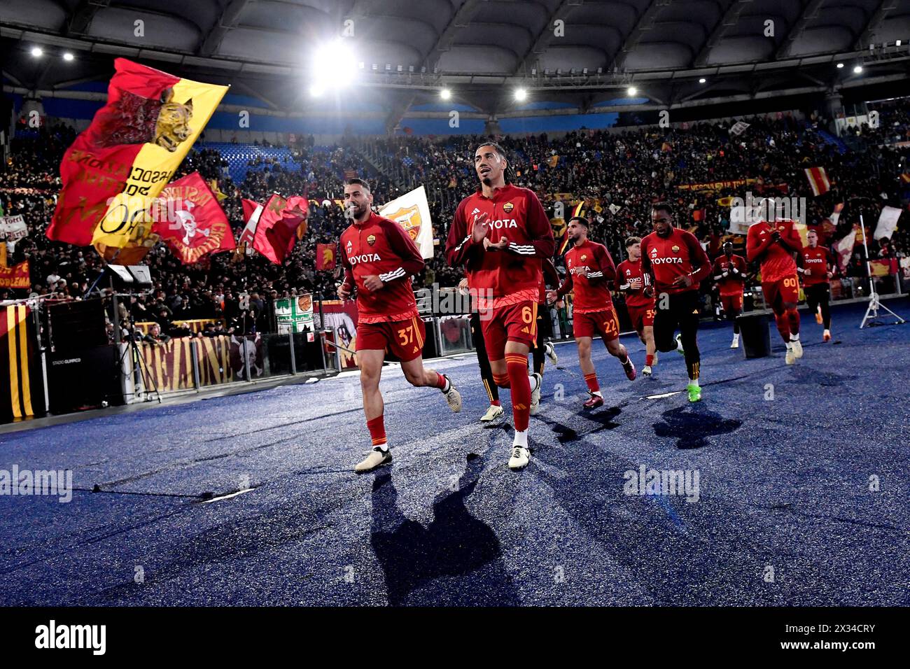 Leonardo Spinazzola, Chris Smalling and AS Roma team mates wave the ...