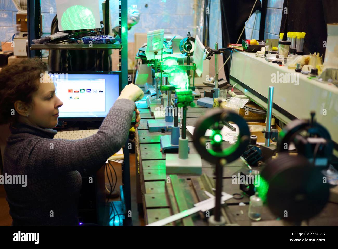 Laser diffraction experiment hi-res stock photography and images - Alamy