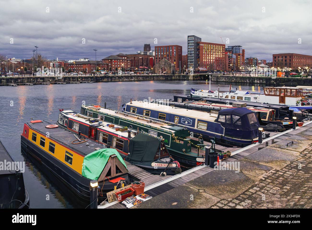Narrowboat adventures hi-res stock photography and images - Alamy