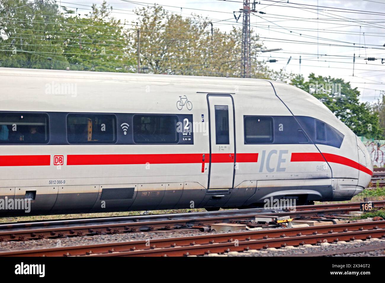Hochgeschwindigkeitsfahrten durch Deutschland Die Flanke eines ICE der ...