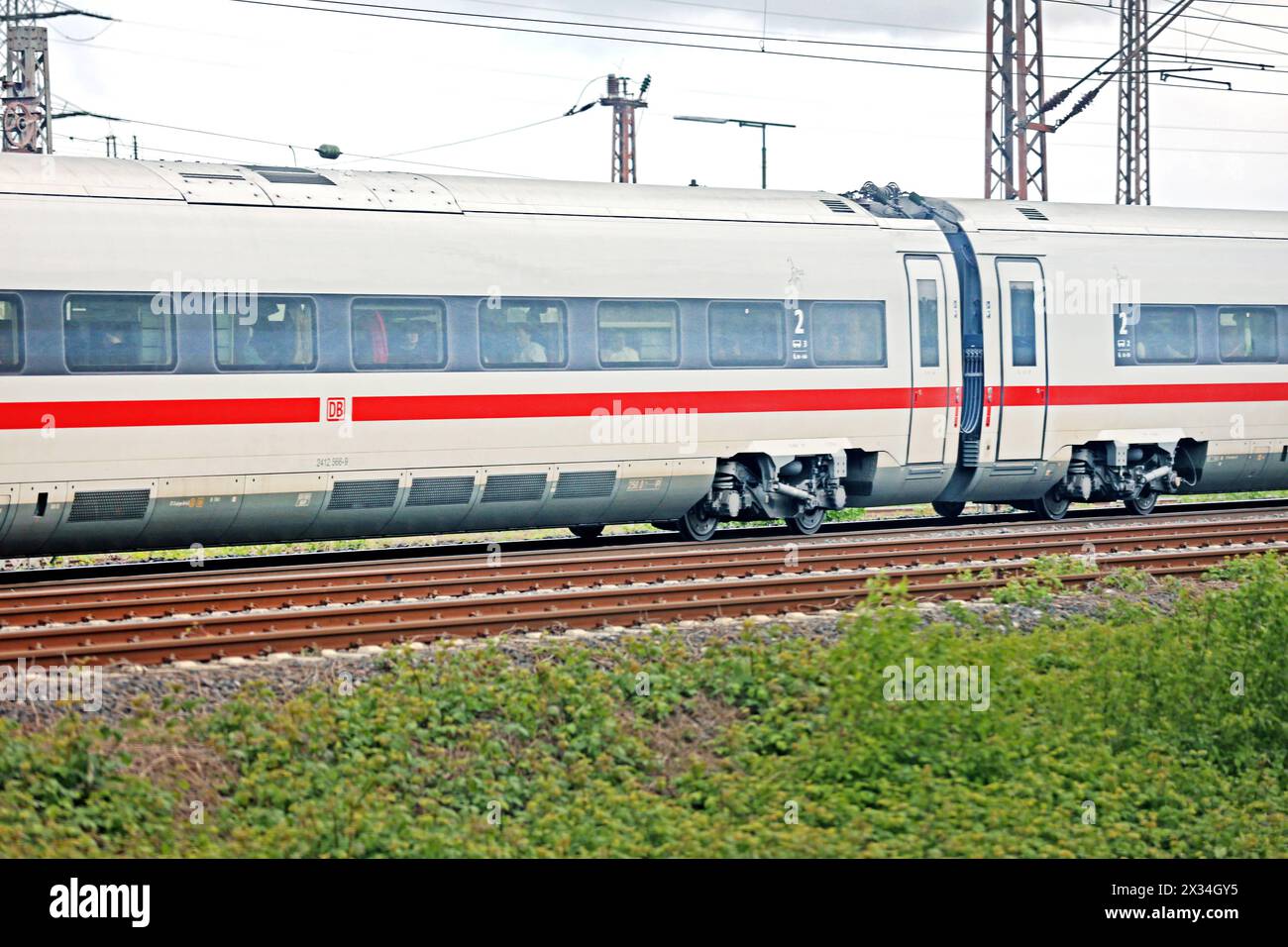 Hochgeschwindigkeitsfahrten durch Deutschland Die Flanke eines ICE der ...