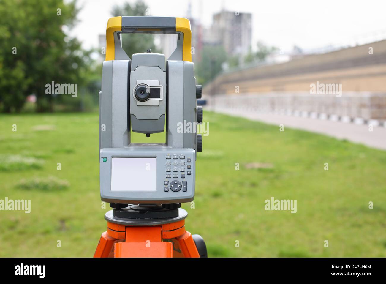 Measuring instrument for topographic and geodetic shooting in front of ...