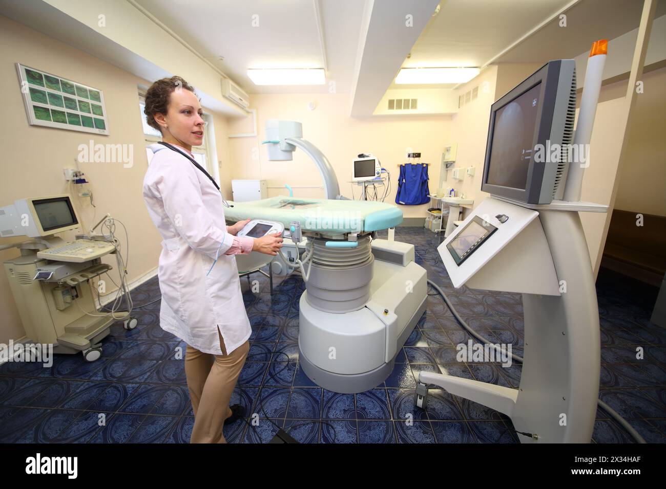 Doctor stands hi-res stock photography and images - Alamy