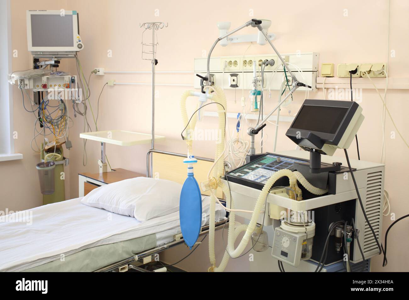 Empty equipped place in intensive care unit Stock Photo - Alamy