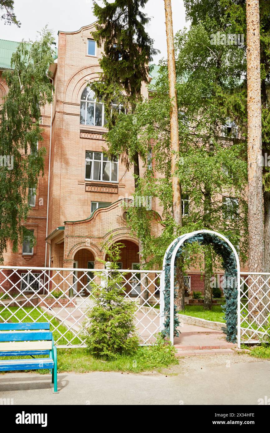 Four storey building hi-res stock photography and images - Alamy