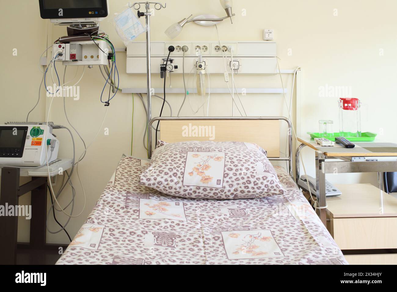 Empty icu hospital bed hi-res stock photography and images - Alamy