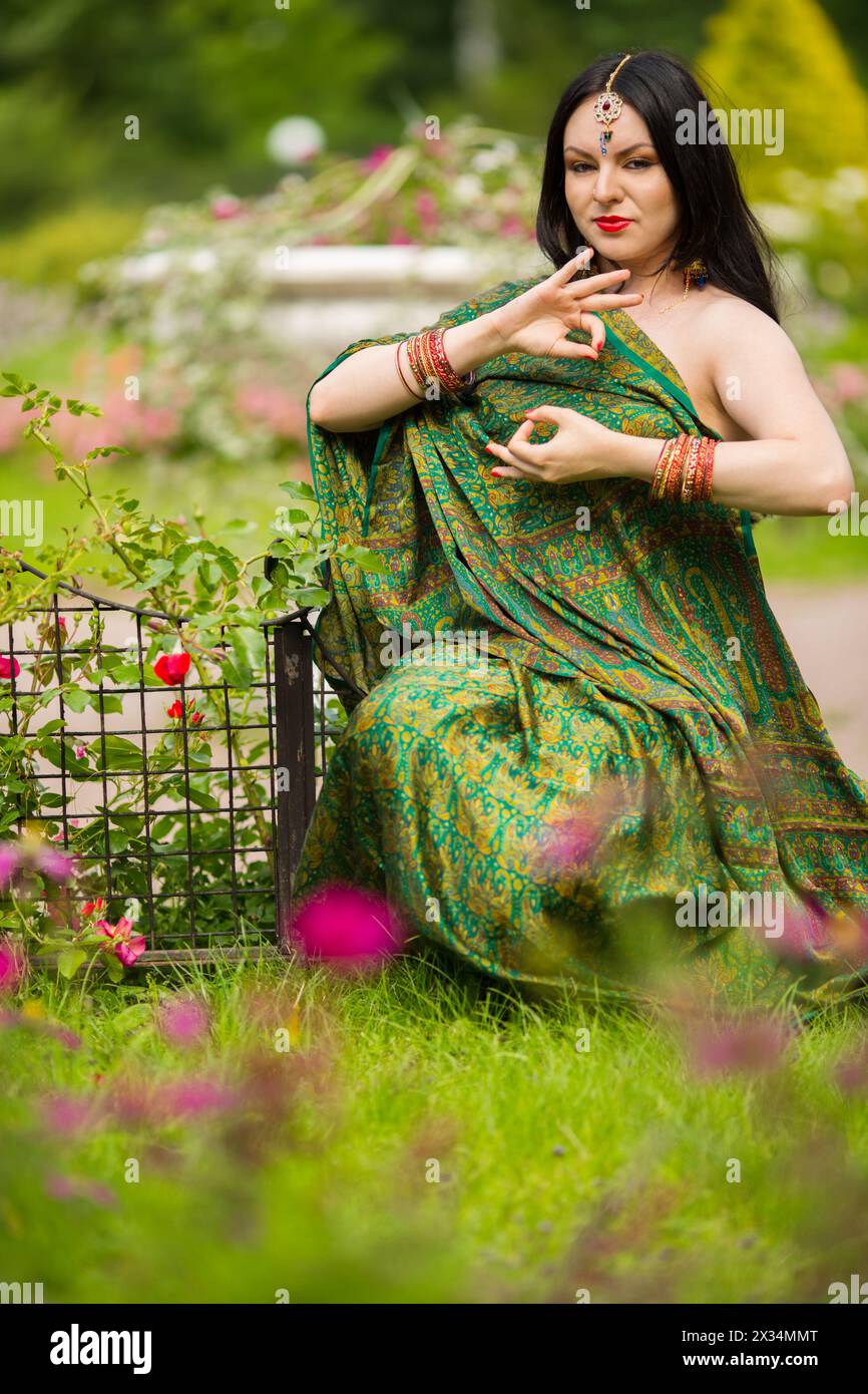 Traditional dance poses hi-res stock photography and images - Alamy