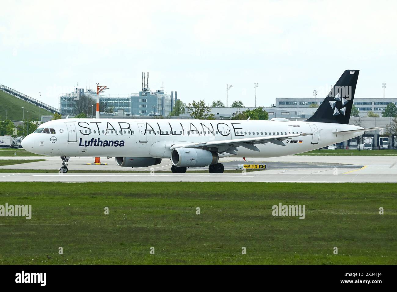 Ein Airbus A321-100, A321-131 der Fluglinie, Airline, Fluggesellschaft ...