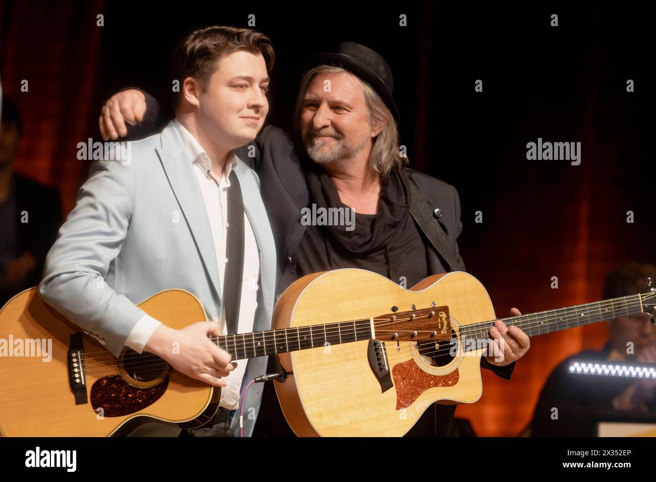 Auftritt von Sänger Dirk Zöllner re. mit Gitarrist Julian Wolf li. live ...