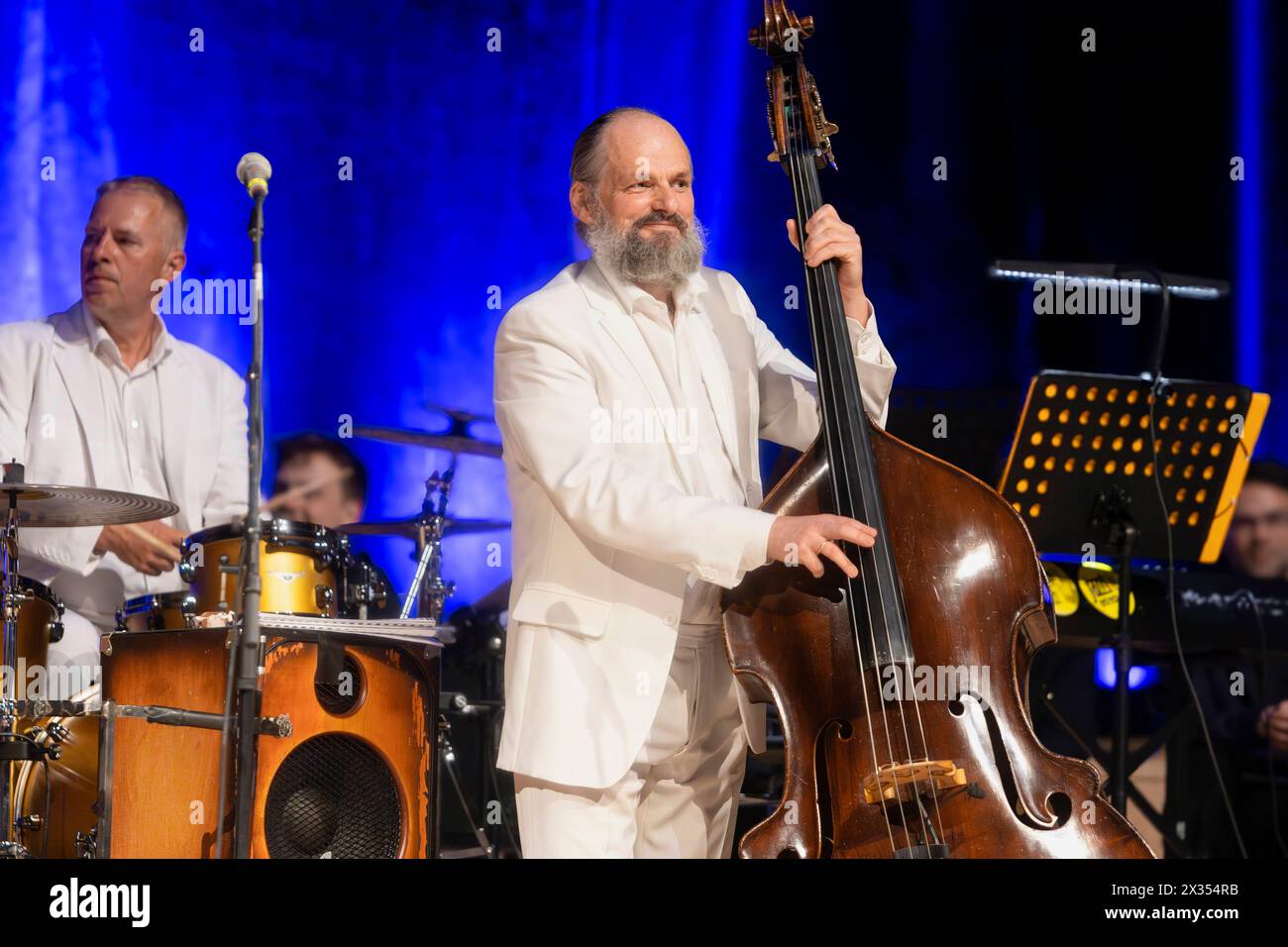 Auftritt der Klazz Brothers mit Tim Hahn li., Schlagzeug und Kilian Forster re., Bass live bei ...