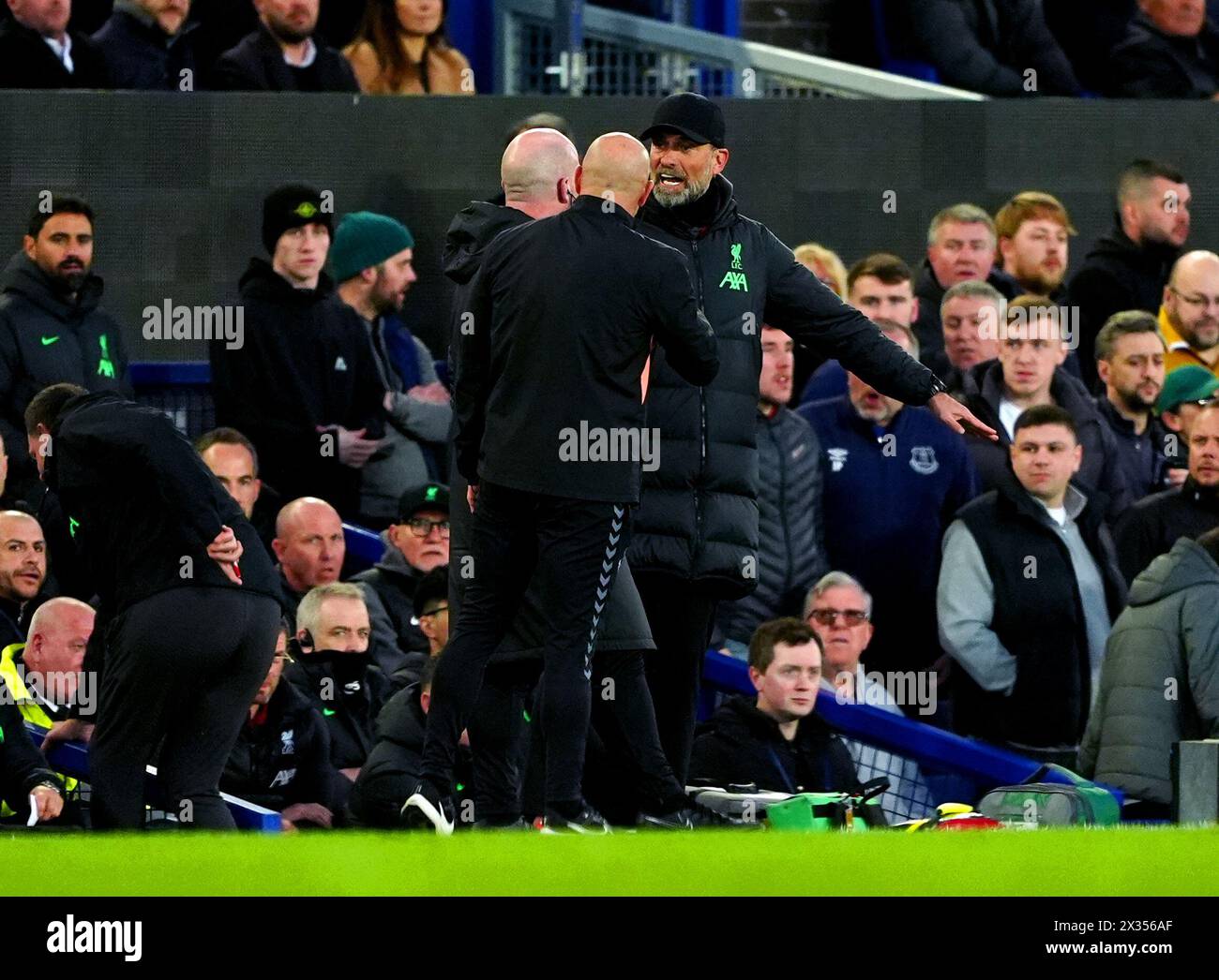Liverpool manager Jurgen Klopp speaks to fourth official Simon Hooper ...