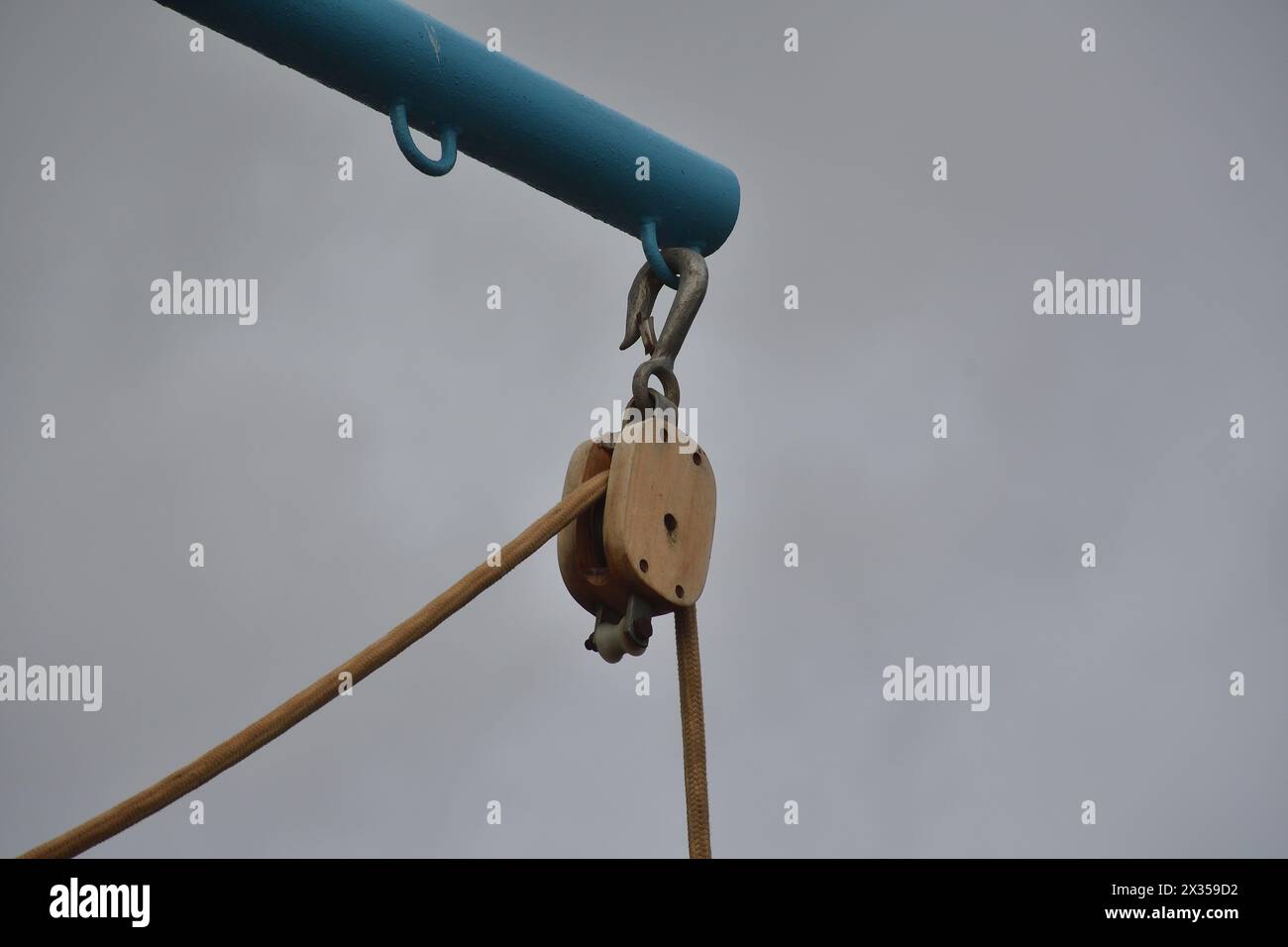Wood rope pulley hi-res stock photography and images - Alamy