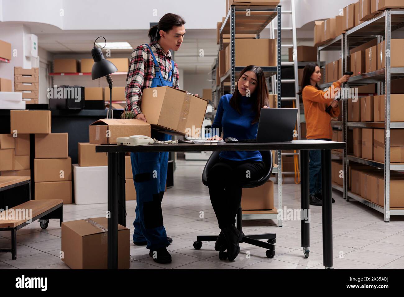 Delivery scheduling hi-res stock photography and images - Alamy