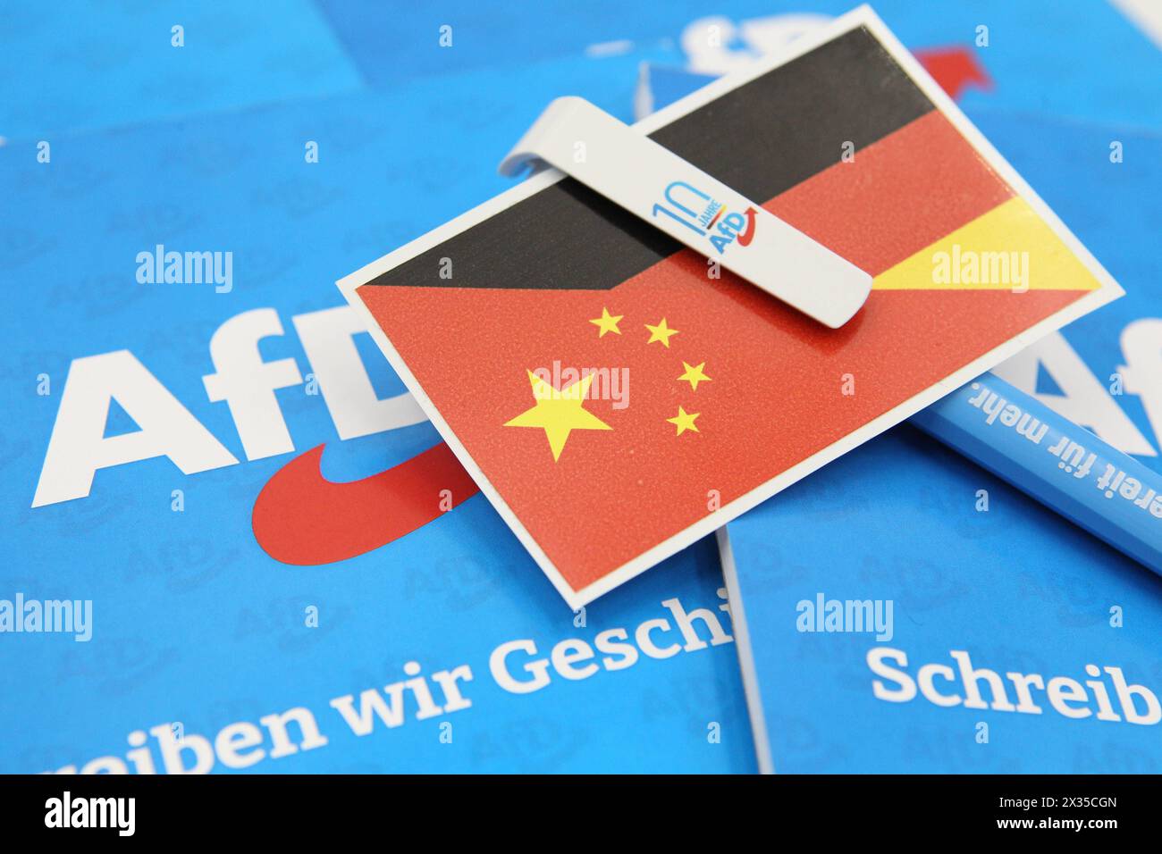 Auf einem Schreibblock der Partei Alternative für Deutschland liegt ein ...