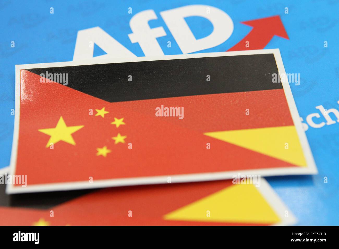 Auf einem Schreibblock der Partei Alternative für Deutschland liegt ein ...