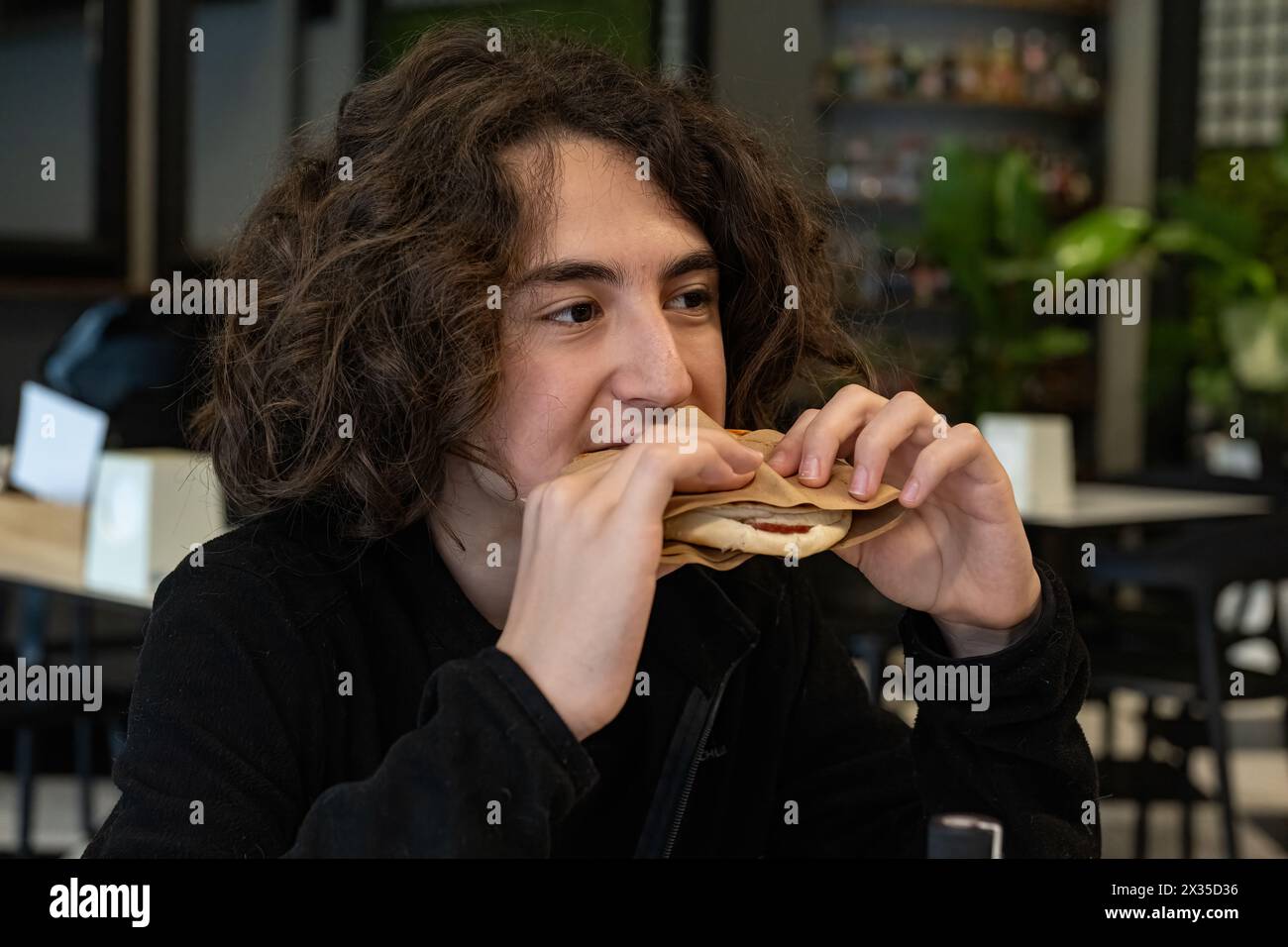 Boy in restaurant cartoon hi-res stock photography and images - Alamy