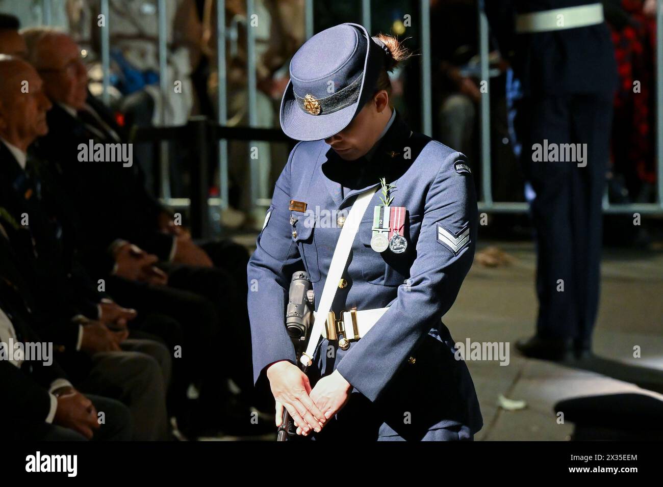 Dawn service cenotaph martin place hi-res stock photography and images ...