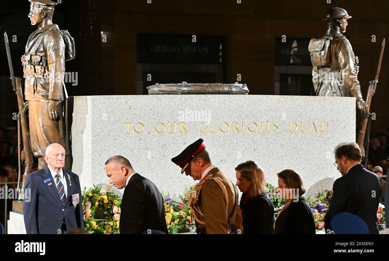 Dawn service cenotaph martin place hi-res stock photography and images ...