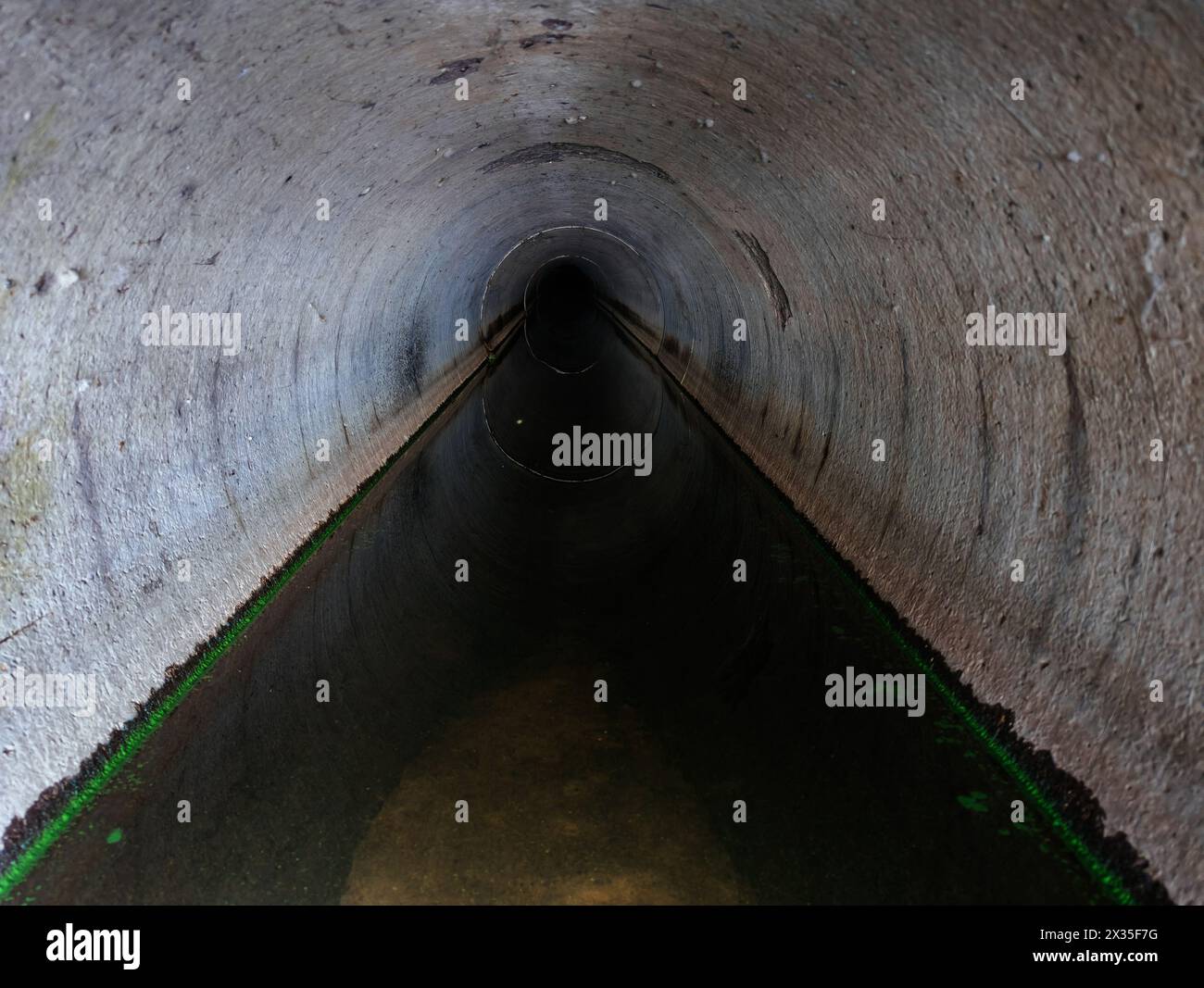 Inside dark round underground urban sewer tunnel Stock Photo - Alamy