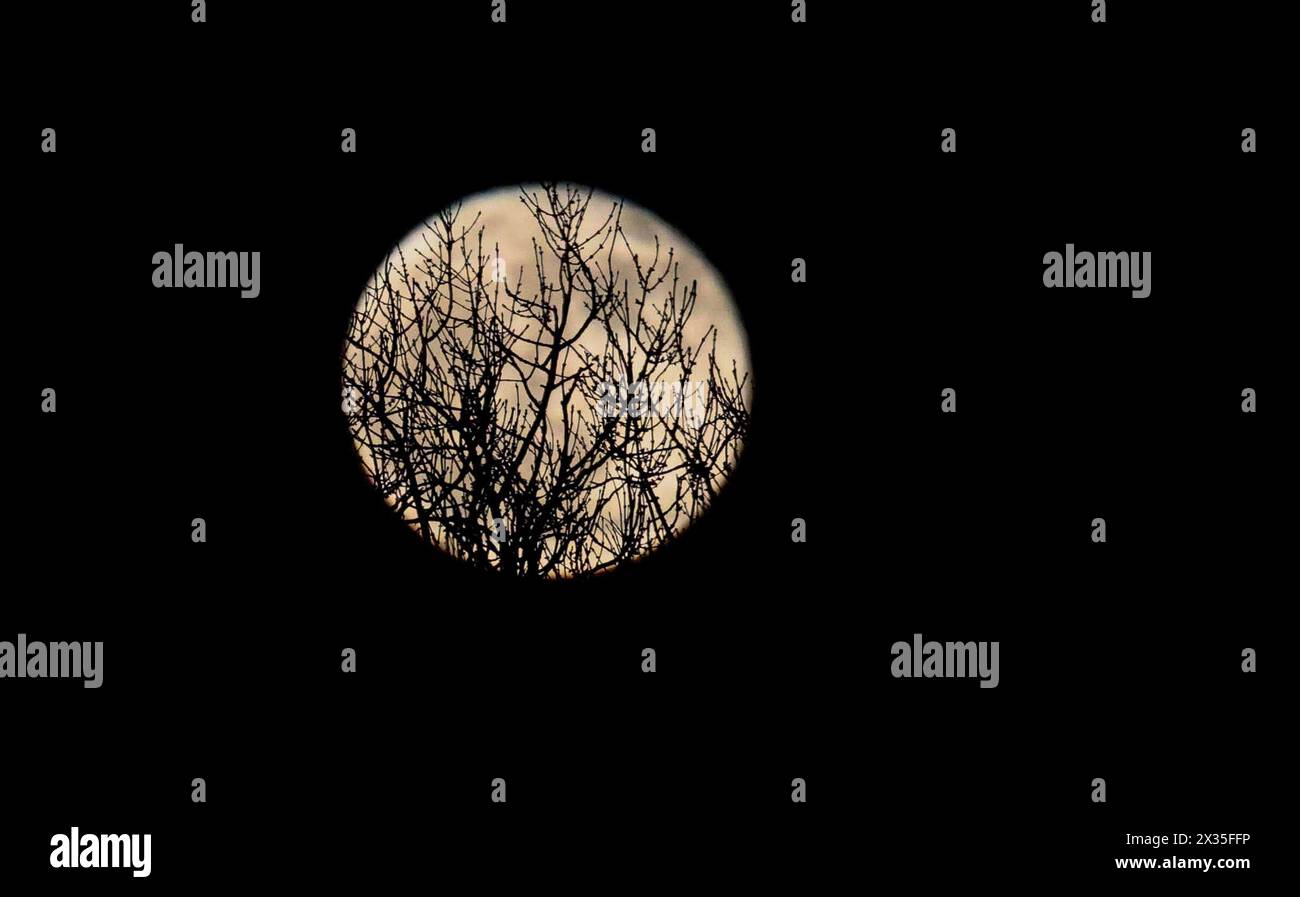 April full moon uk 2024 hi-res stock photography and images - Alamy