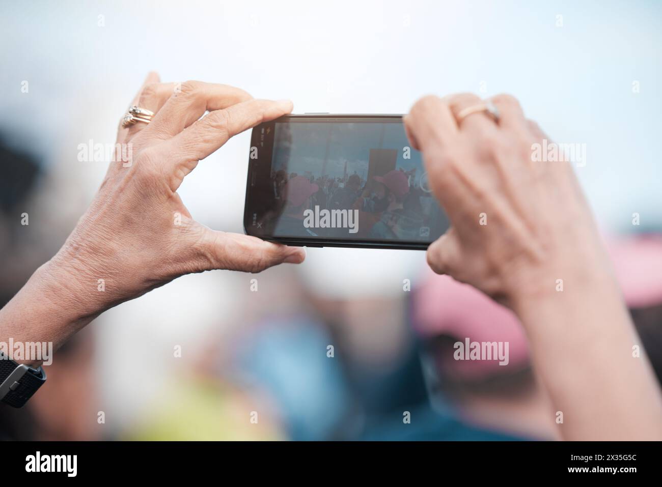 Mobile protest hi-res stock photography and images - Alamy