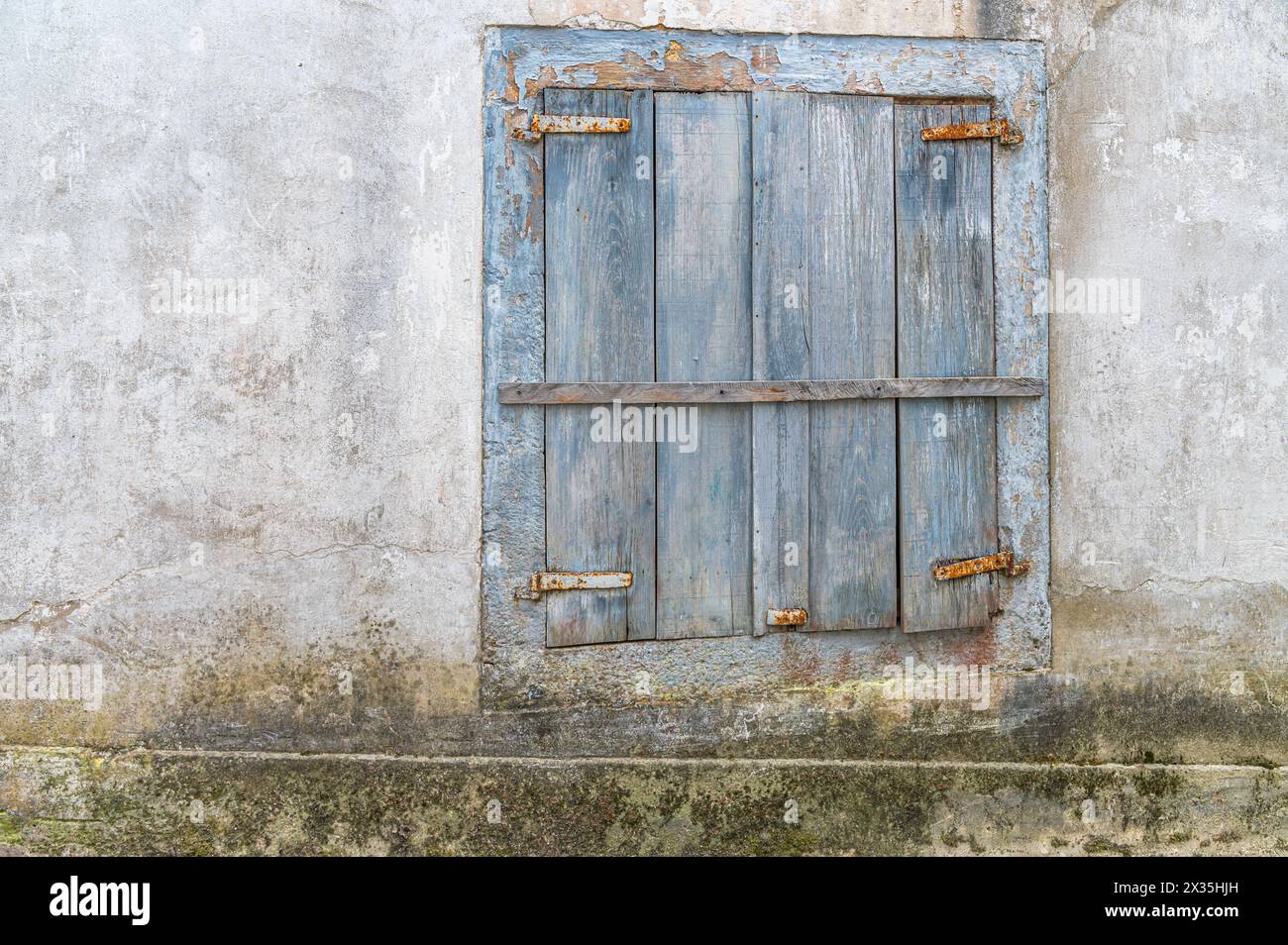 Architectural detail, old grungy wooden window shutter Stock Photo - Alamy