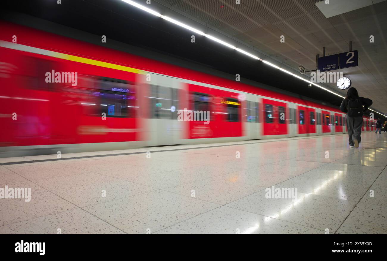 Underground arriving S-Bahn, train, class 420 in traffic red, platform ...