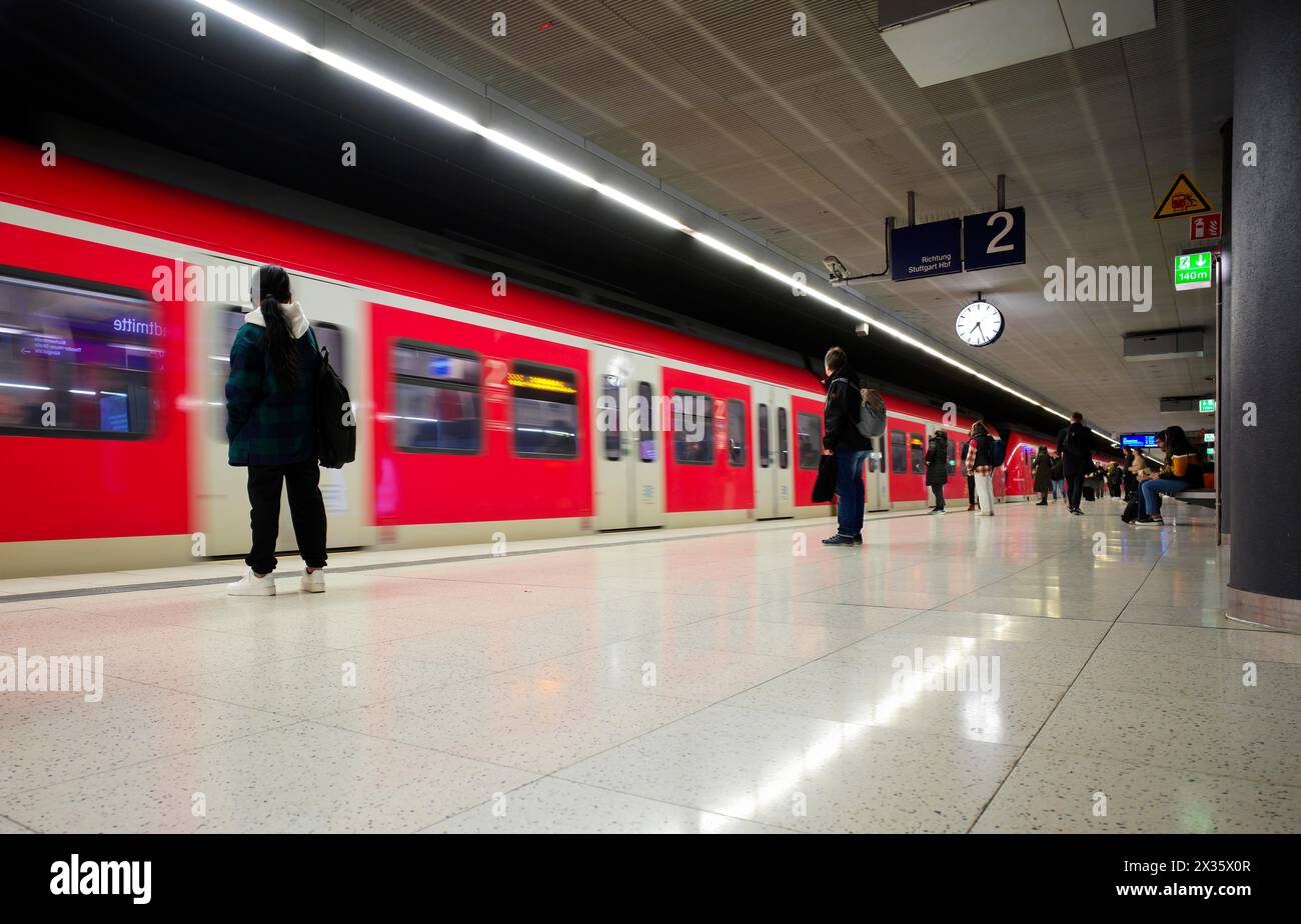 Underground arriving S-Bahn, train, class 420 in traffic red, platform ...