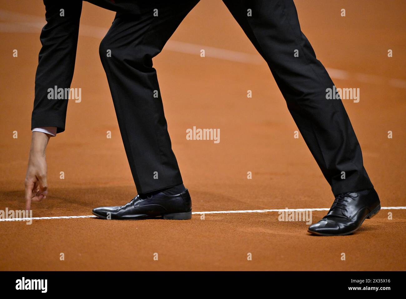 Chair umpire, umpire, referee, points to line with index finger ...