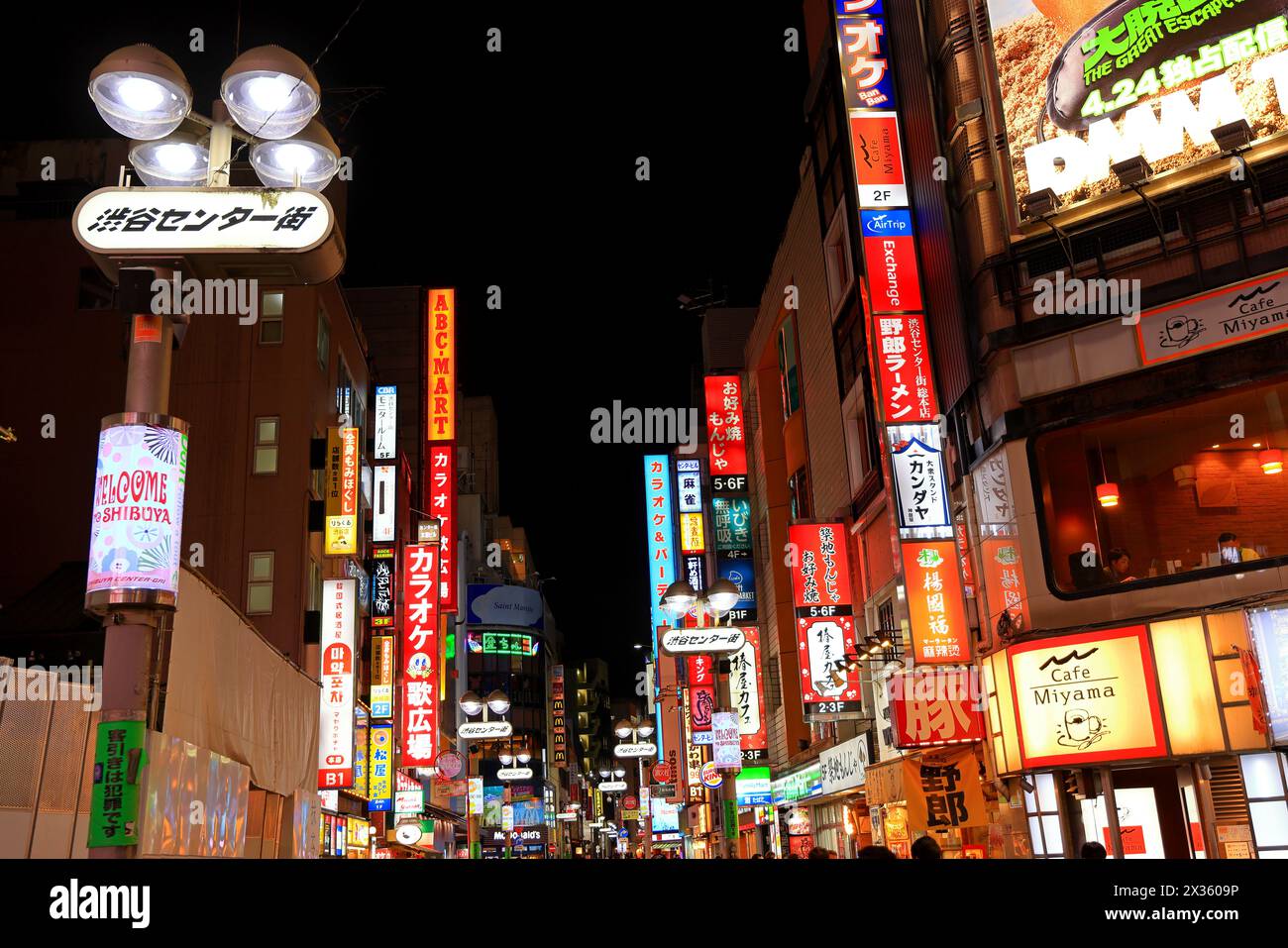Night view with neon signs and illuminated billboards in Dotonbori ...