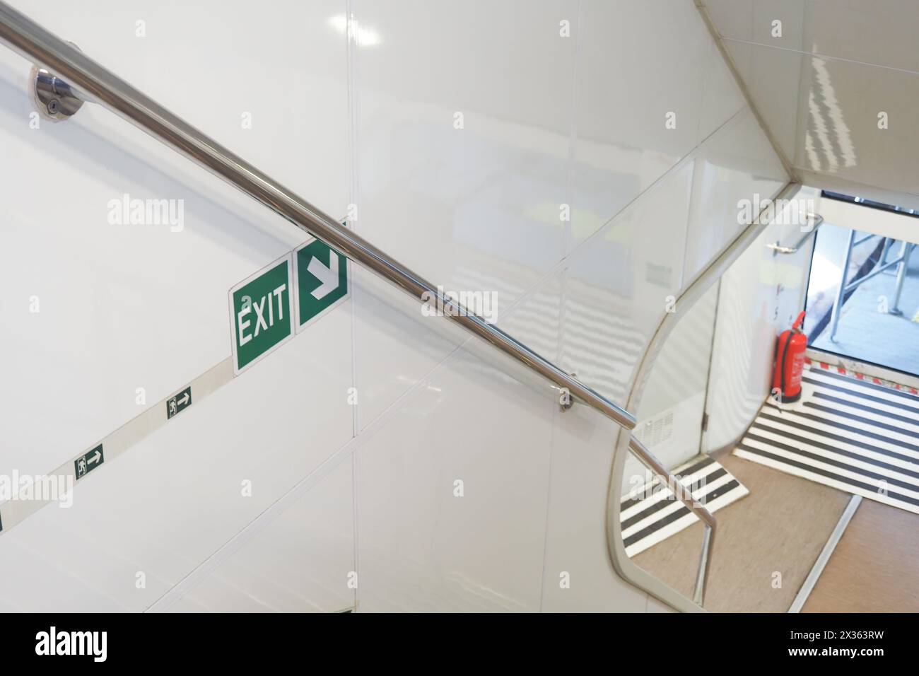 Emergency room entrance night hi-res stock photography and images - Alamy