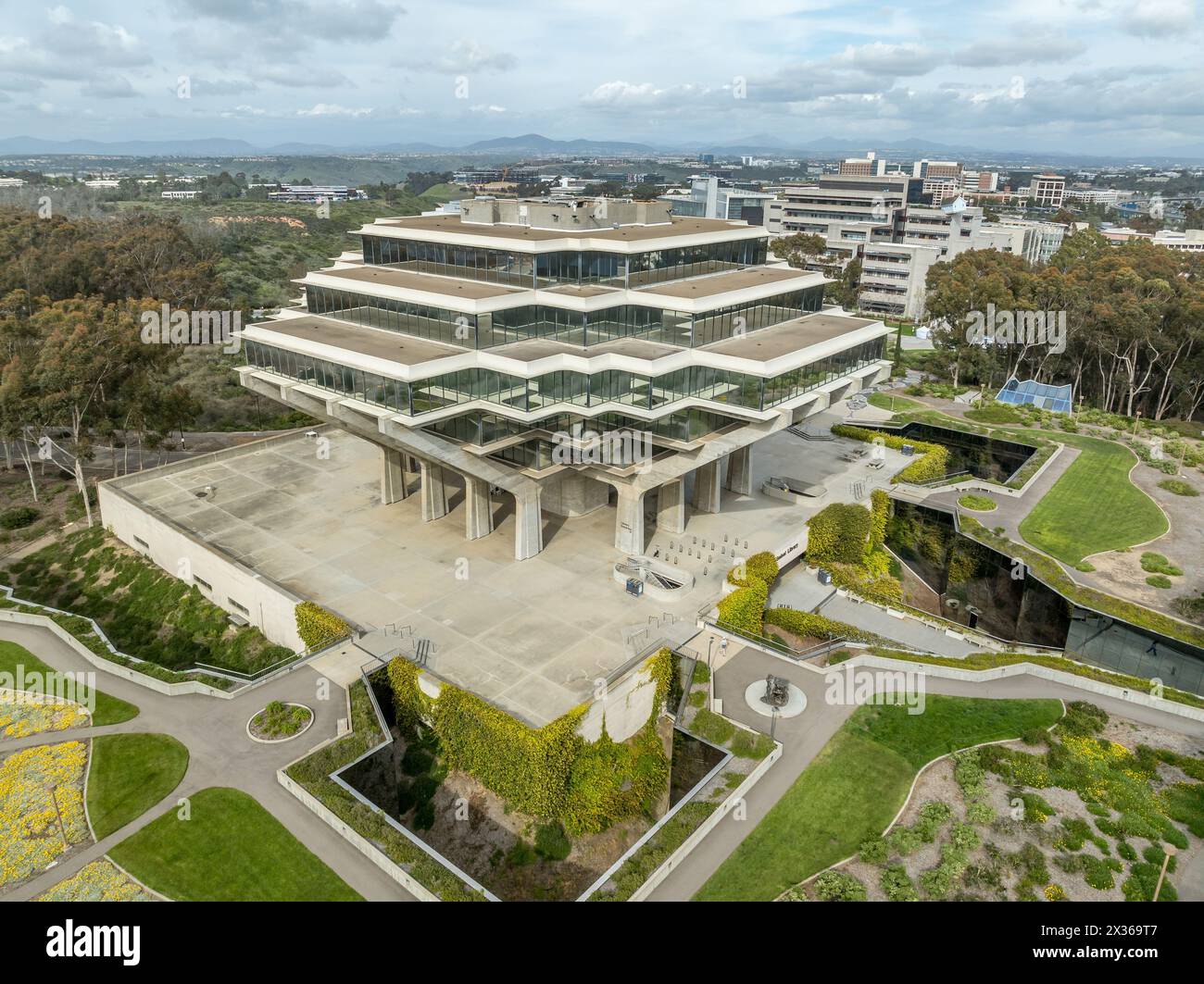 Aerial view of Geysel library at the University of California San Diego ...
