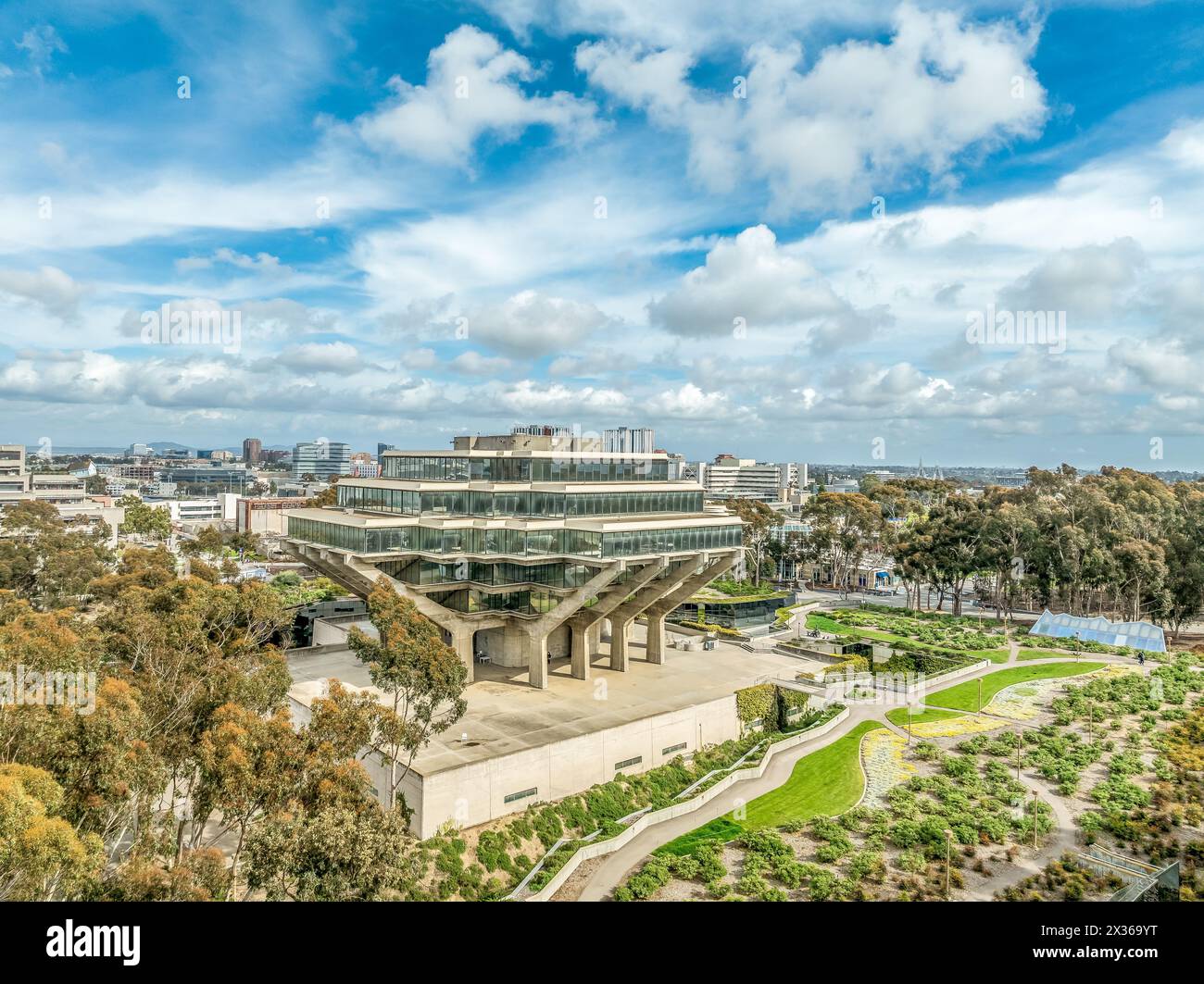 Aerial view of Geysel library at the University of California San Diego ...