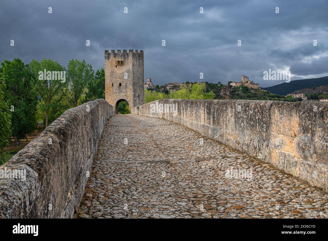 Tower bridge gothic style stone wall hi-res stock photography and ...
