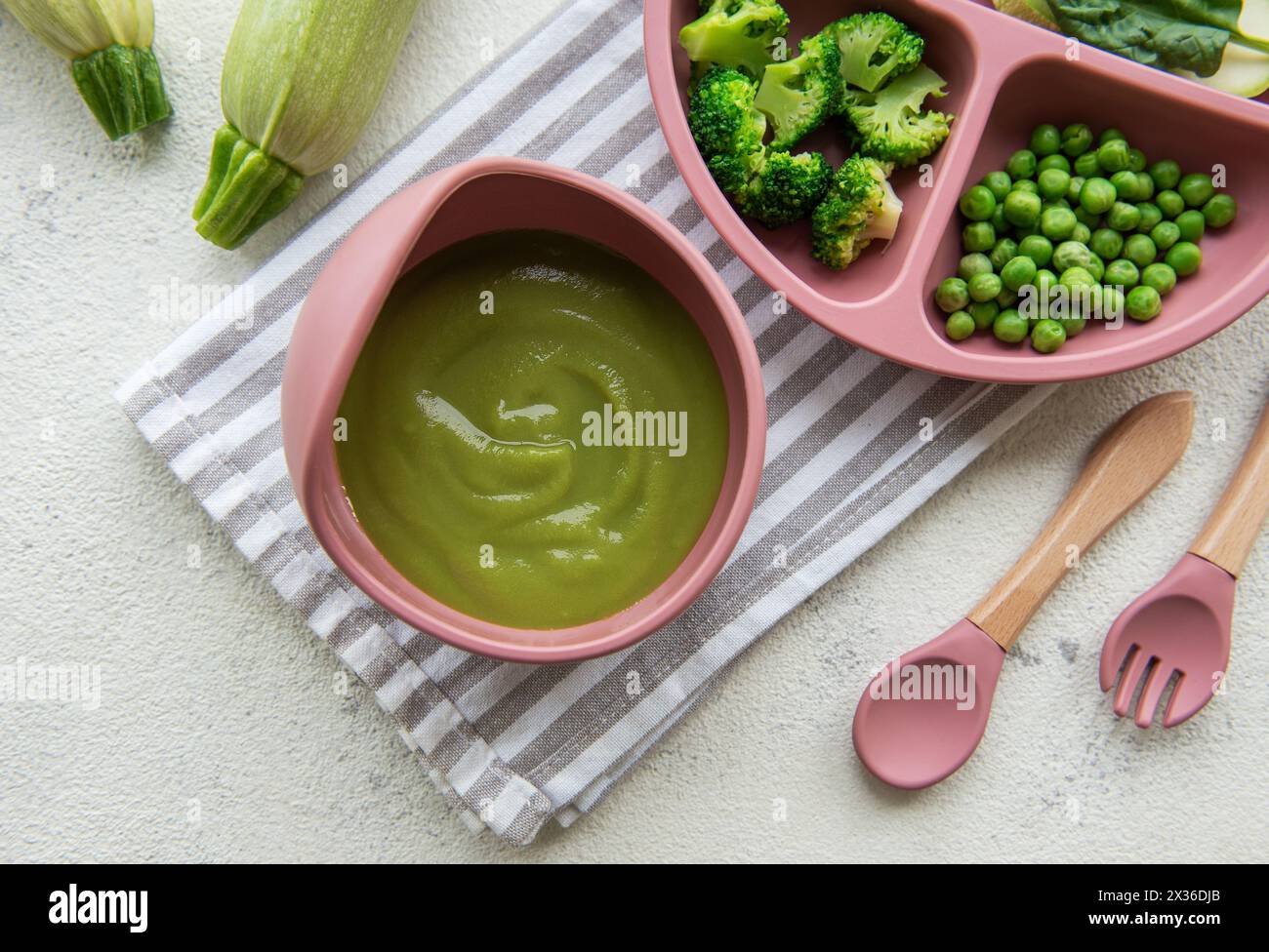 Fresh organic pureed peas baby hi-res stock photography and images - Alamy