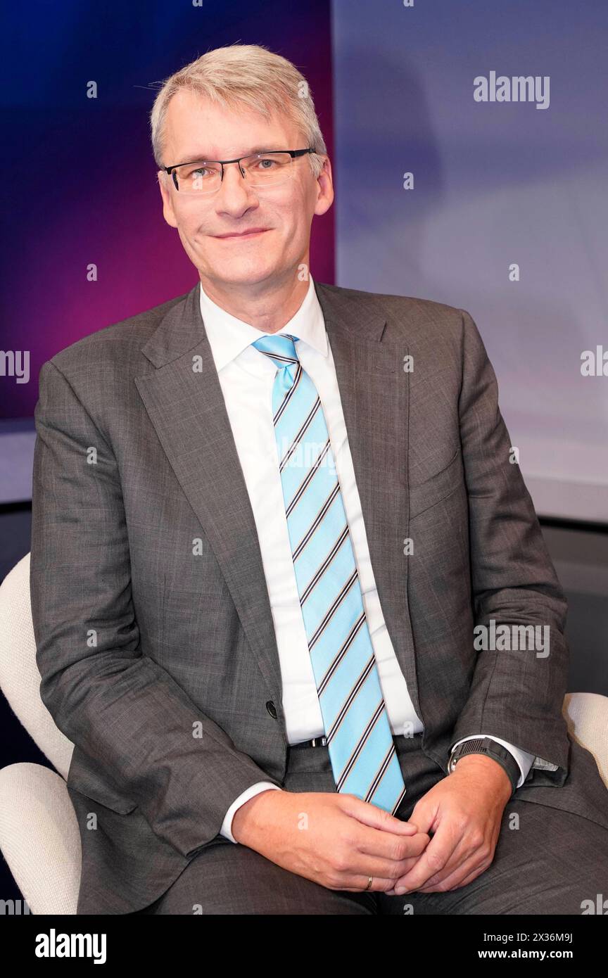Elmar Theveßen in der ARD-Talkshow maischberger im Studio Berlin ...