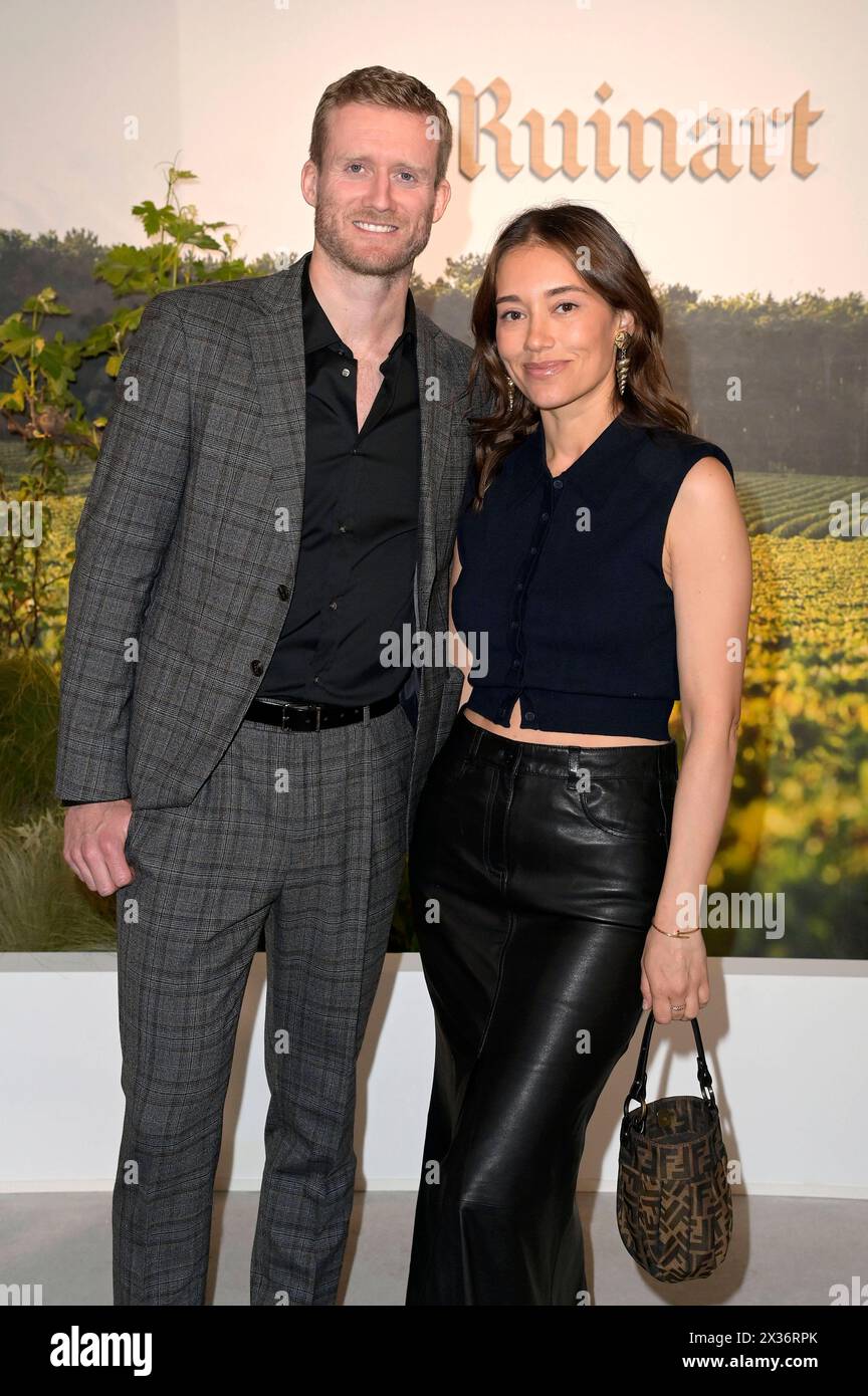 Andre Schürrle mit Ehefrau Anna Sharypova bei der Ausstellungseröffnung ...