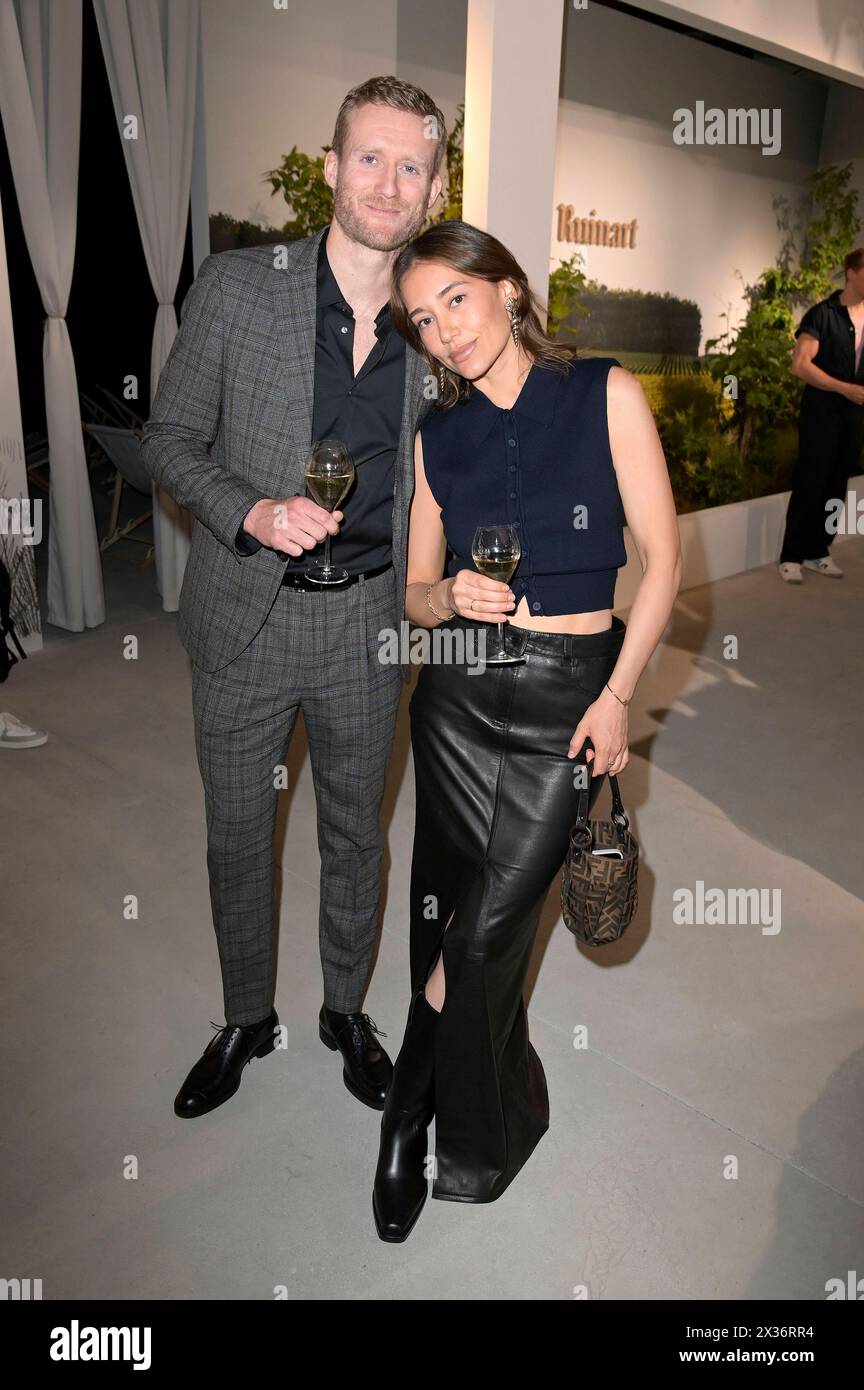 Andre Schürrle mit Ehefrau Anna Sharypova bei der Ausstellungseröffnung ...