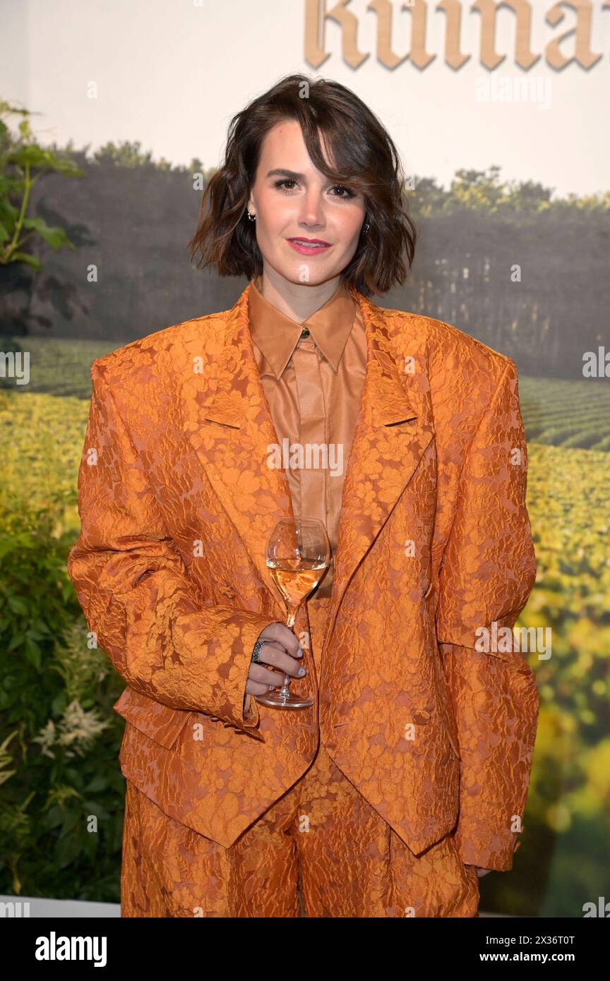 Yara Hoffmann bei der Ausstellungseröffnung Ruinart Maison 1729 Kunst ...