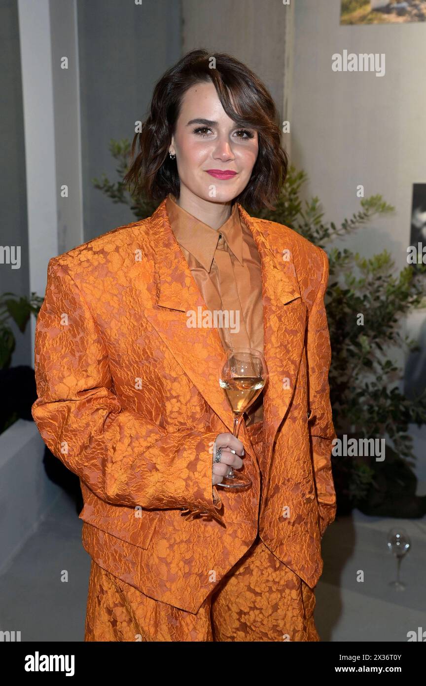 Yara Hoffmann bei der Ausstellungseröffnung Ruinart Maison 1729 Kunst ...