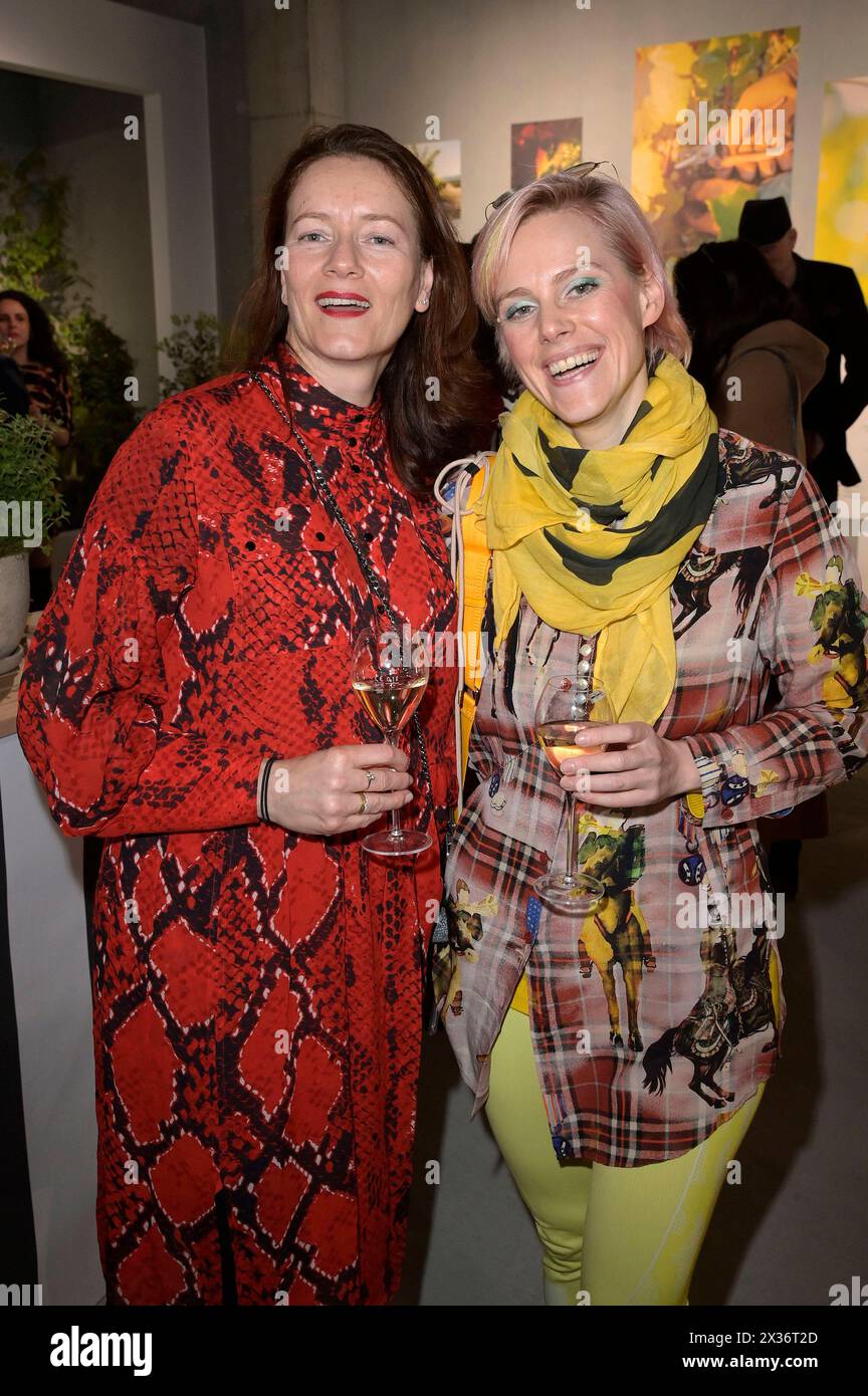 Angelika Müller und Johanna Keimeyer bei der Ausstellungseröffnung ...