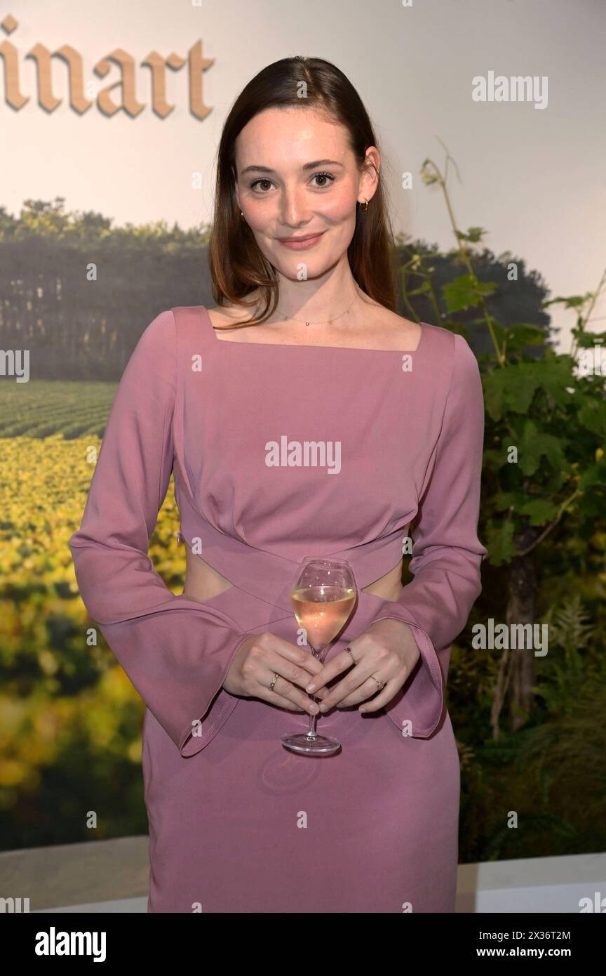 Maria Ehrich bei der Ausstellungseröffnung Ruinart Maison 1729 Kunst ...