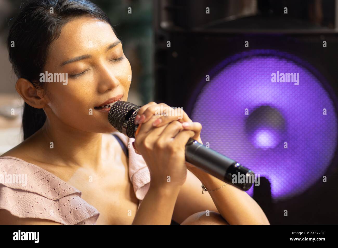 Portrait singer microphone sings song hi-res stock photography and images - Alamy