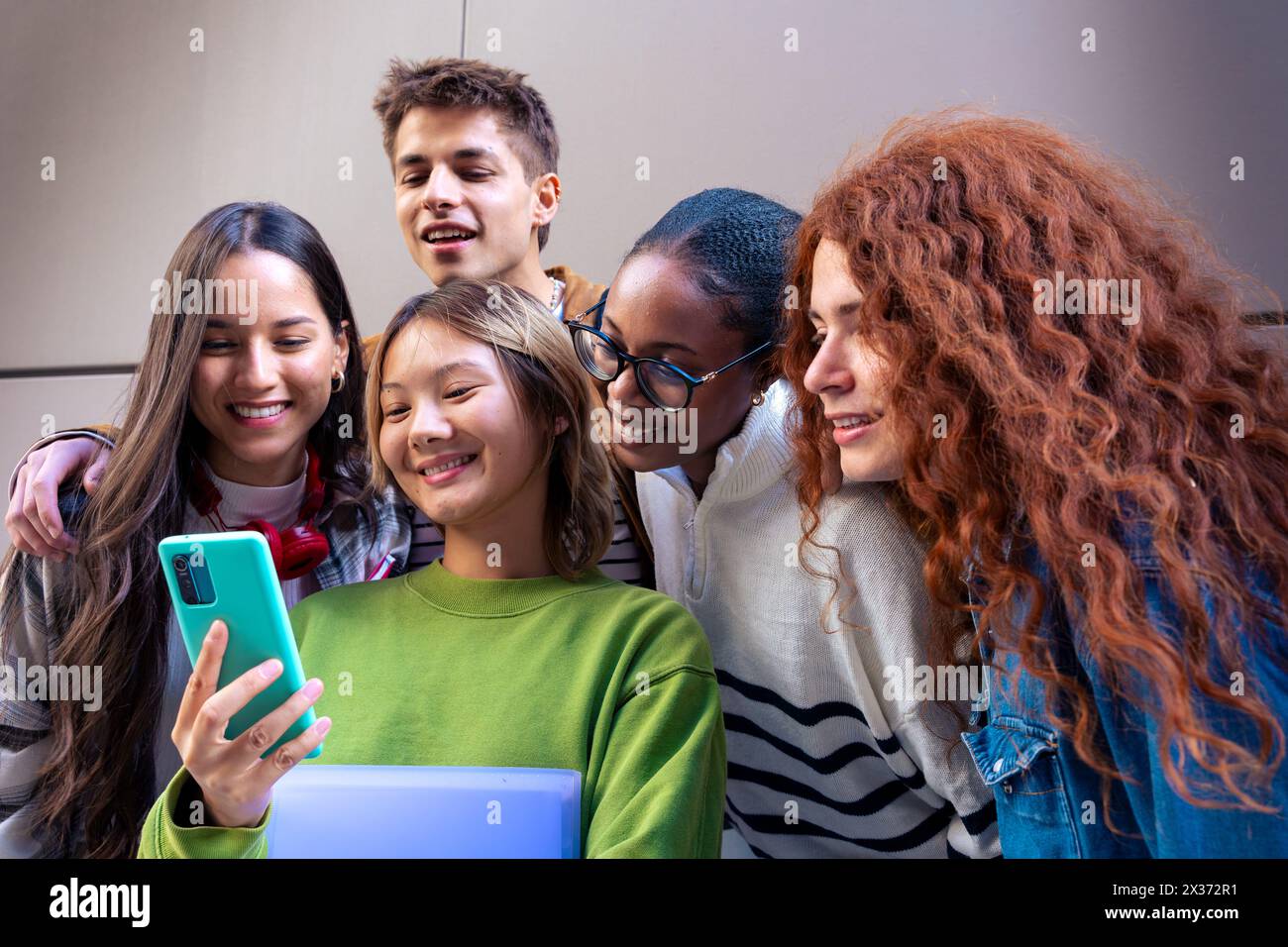 Browsing telephone hi-res stock photography and images - Alamy