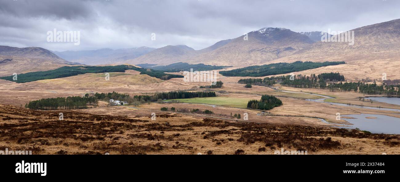 Inveroran hotel and Loch Tulla, with Stob Ghabbar behind Stock Photo ...