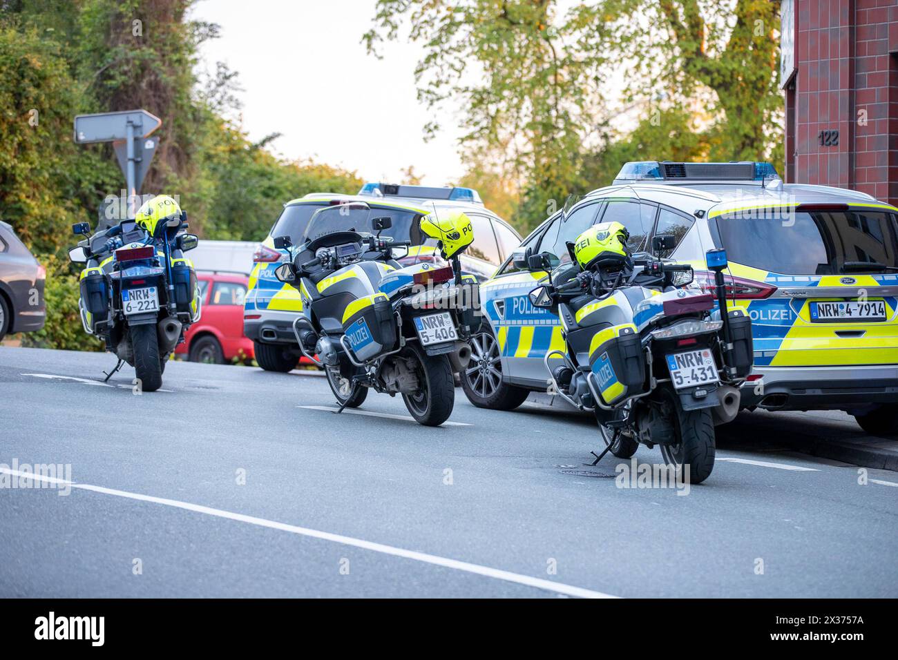 Streifenwagen und Polizeimotorräder bei einem Polizeieinsatz *** Patrol ...