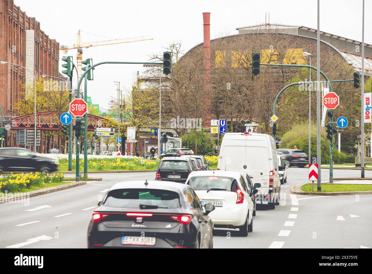 Ein Ampelausfall in der Essener Innenstadt, am Limbecker Platz. *** A traffic light failure in ...